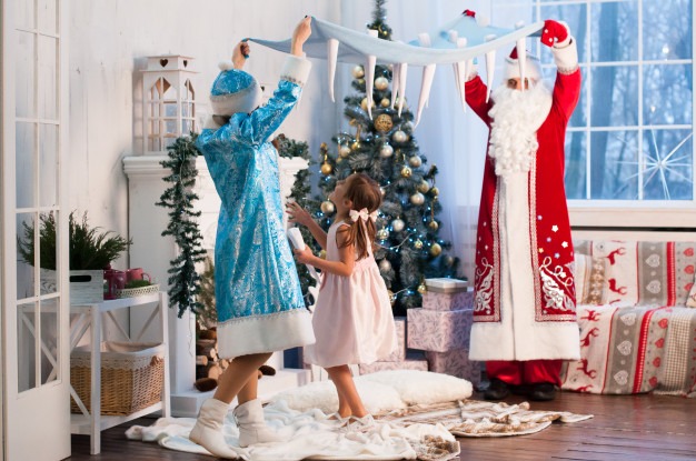 10 Holiday Game Ideas for the Whole Family To Enjoy!