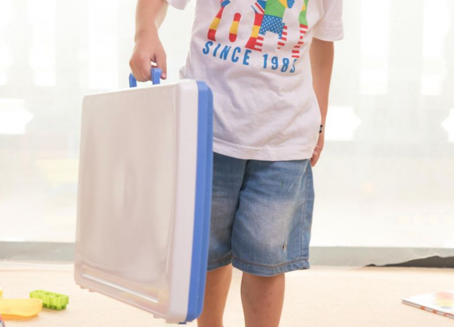 Best Travel Tables for Car Rides - Men With Kids