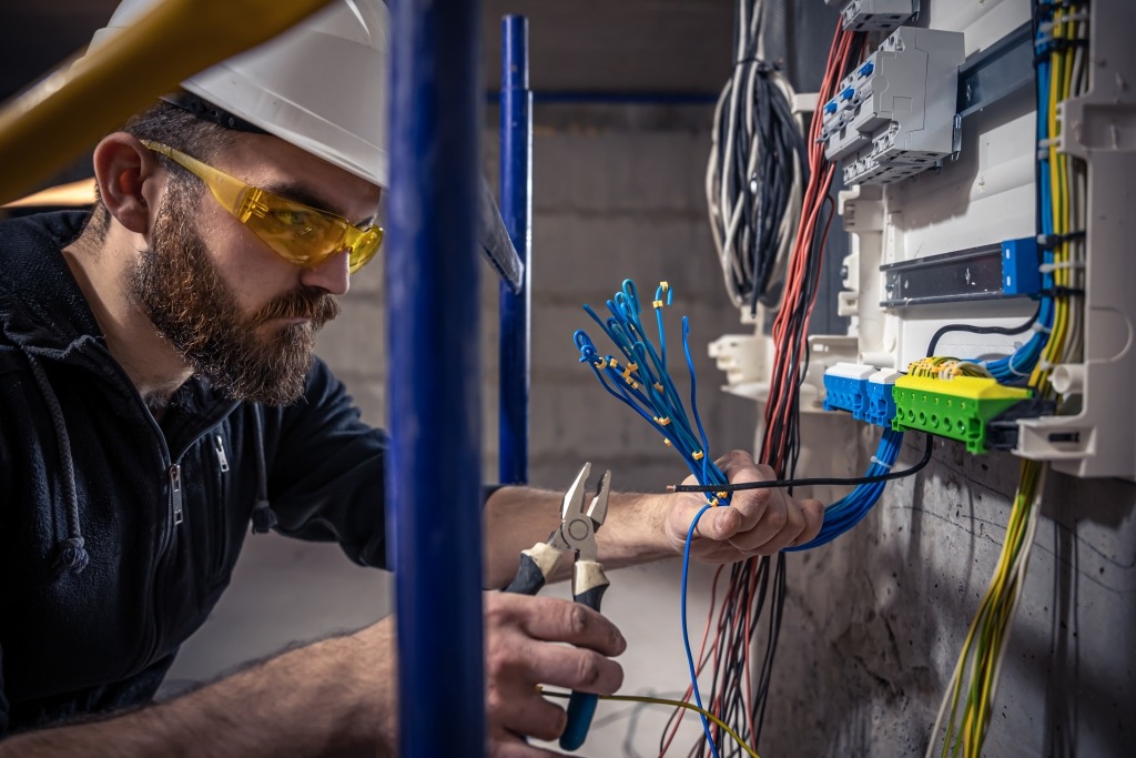 How to Get Electrician Apprenticeship Jobs - Men With Kids